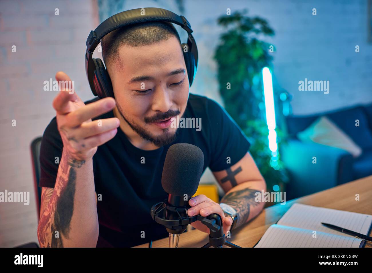 Man records in notebook hi-res stock photography and images - Alamy