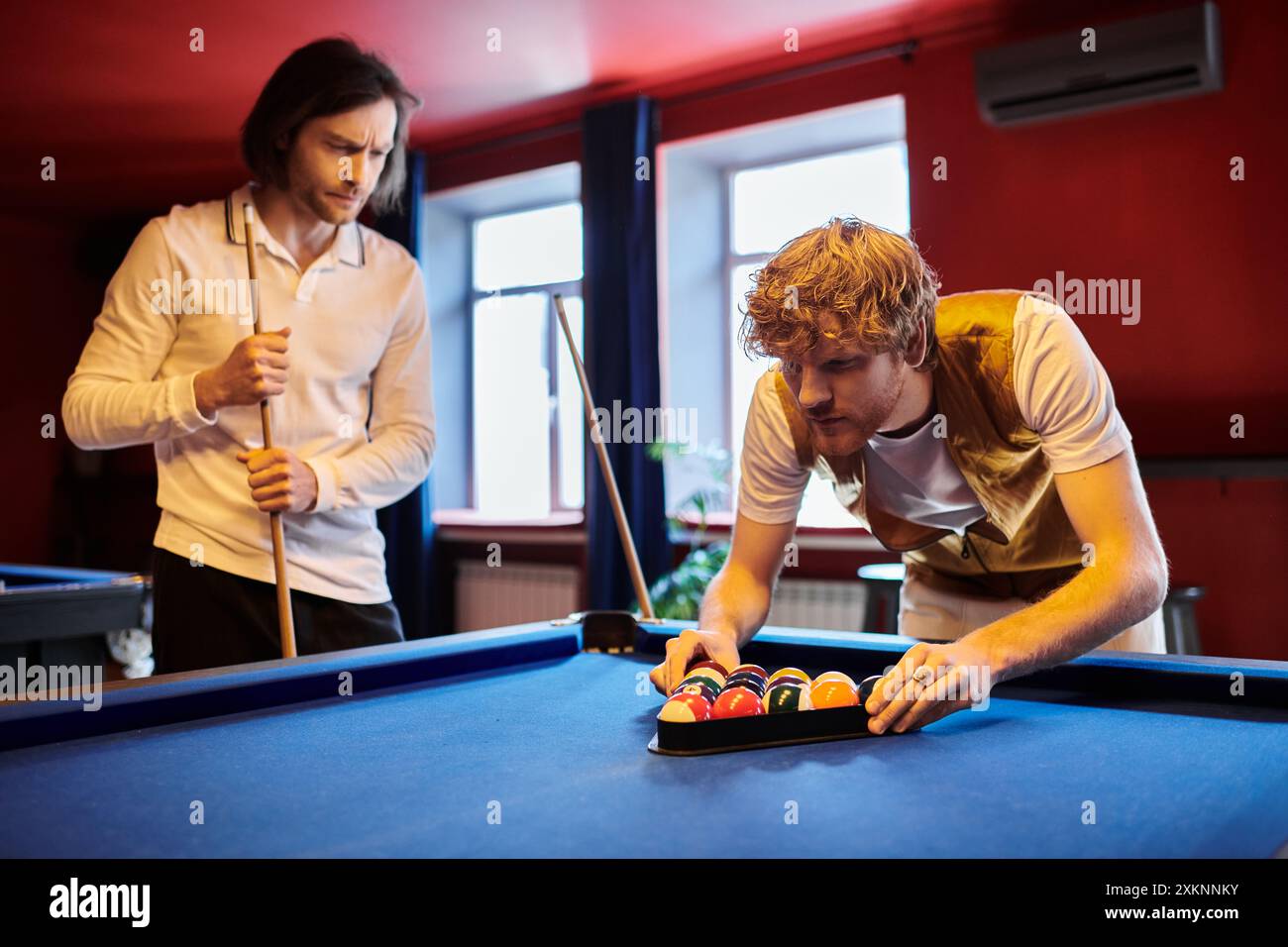 Mens billiards hi-res stock photography and images - Alamy