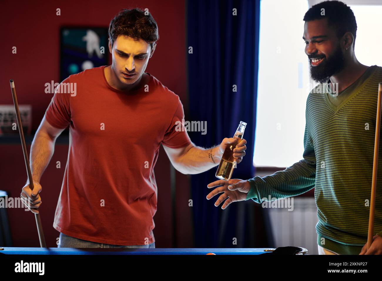 Mens billiards hi-res stock photography and images - Alamy
