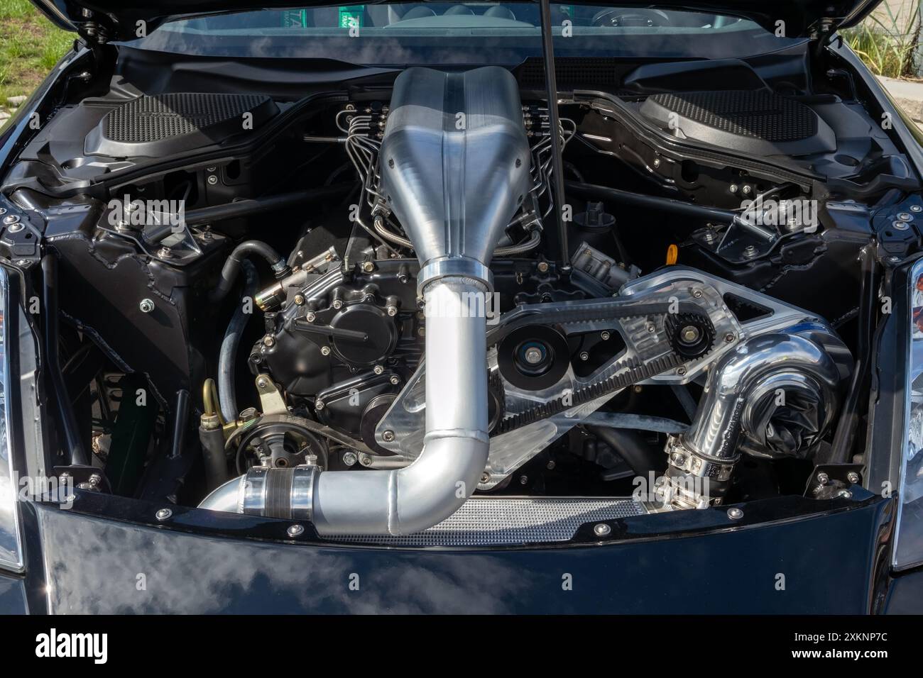 Nissan 350Z motor Stock Photo - Alamy