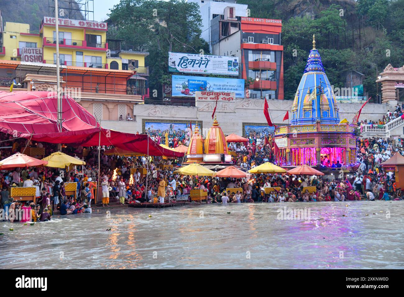 Ganga dussera, Religious hindu people bathing at famous har ki pauri ...