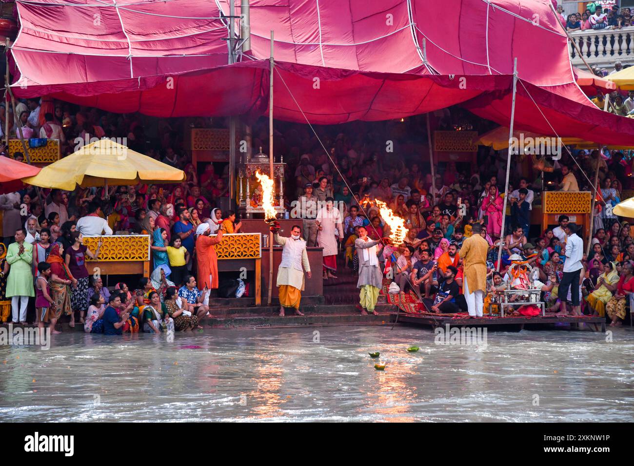 Ganga dussera, Religious hindu people bathing at famous har ki pauri ...