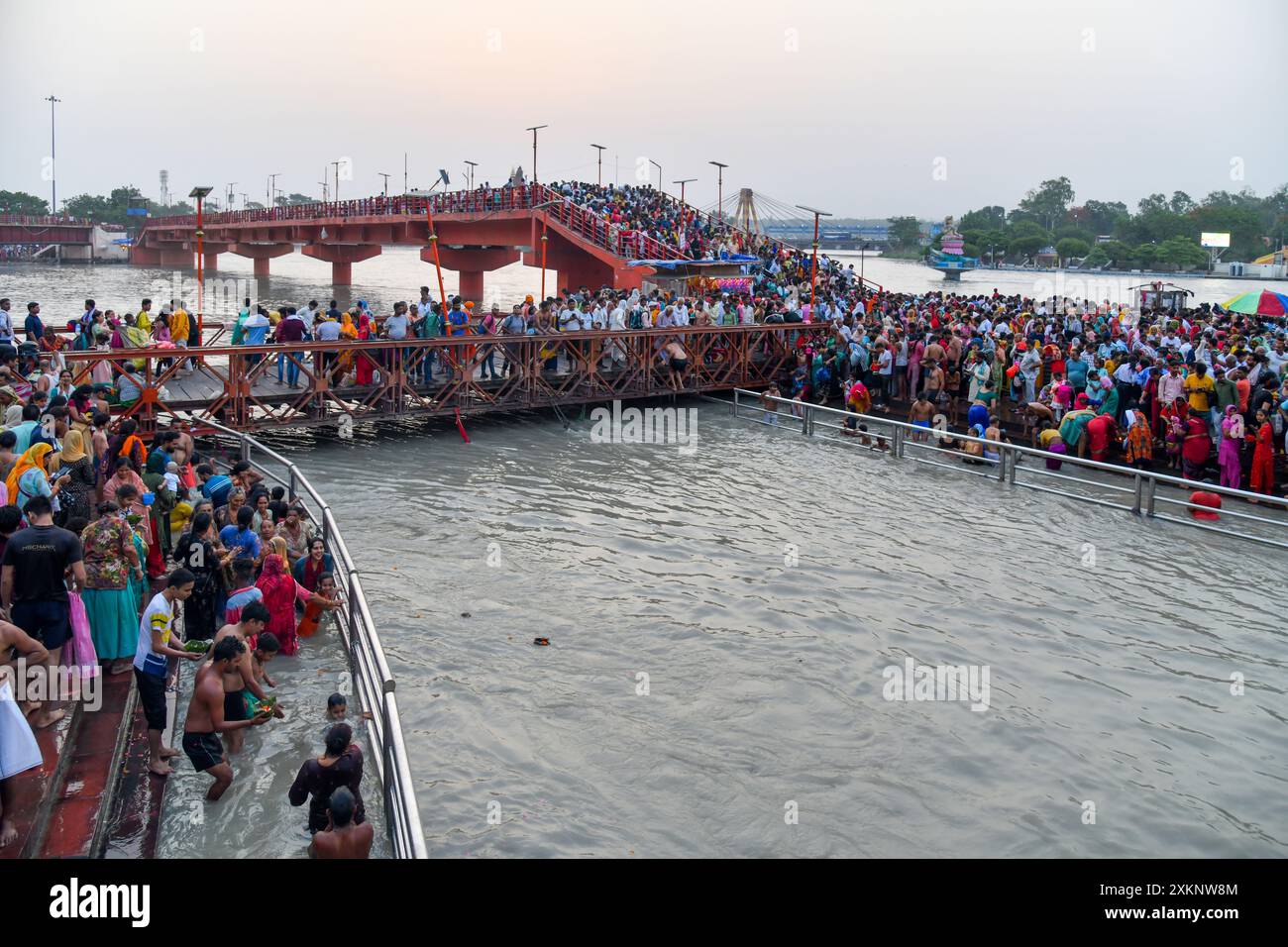 Ganga dussera, Religious hindu people bathing at famous har ki pauri ...