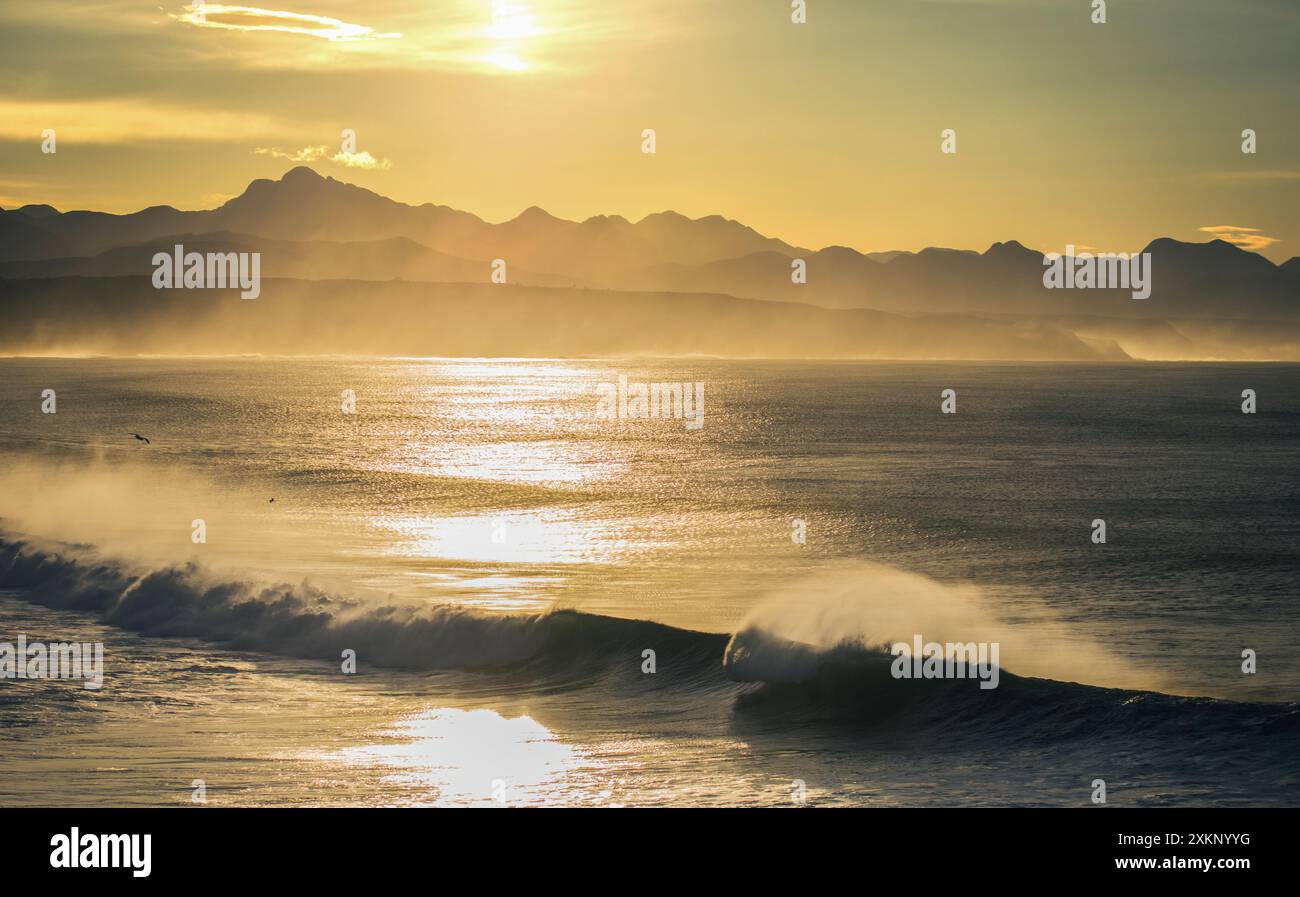 Vibing sunset hi-res stock photography and images - Alamy