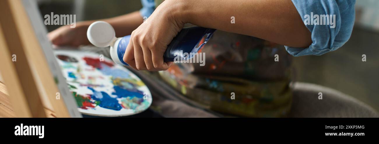 Squeezing paint hi-res stock photography and images - Alamy