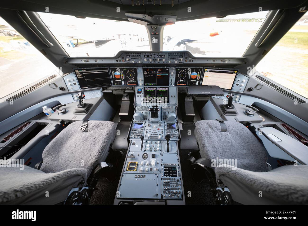 A350 900 cockpit hi-res stock photography and images - Alamy