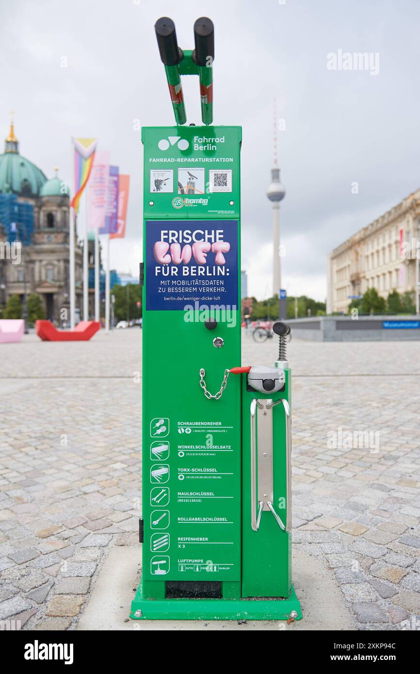 Fahrradreparaturstation hi-res stock photography and images - Alamy