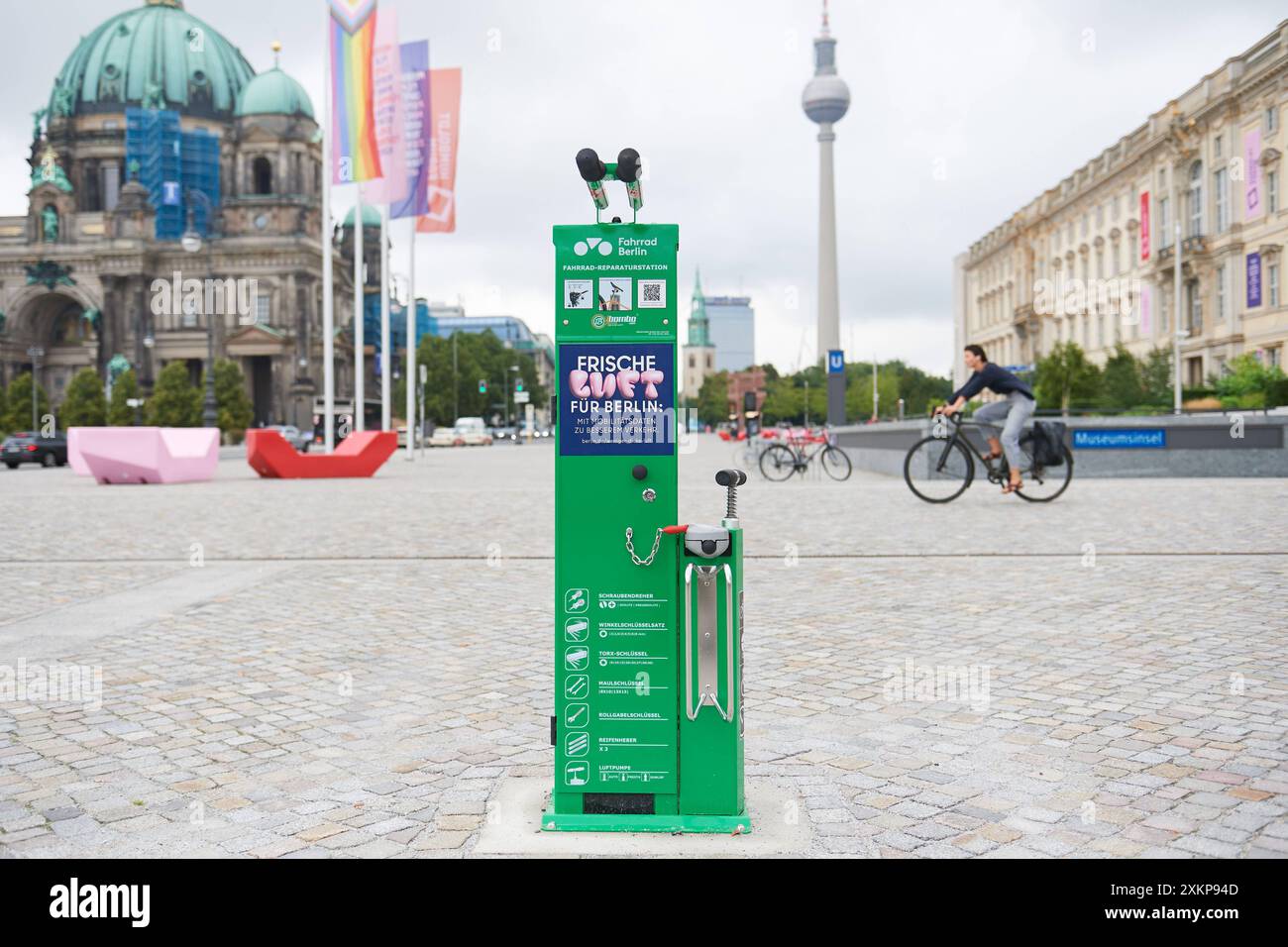 Berlin Verkehr Fahrradreparaturstation Fahrradreparaturstation auf dem ...