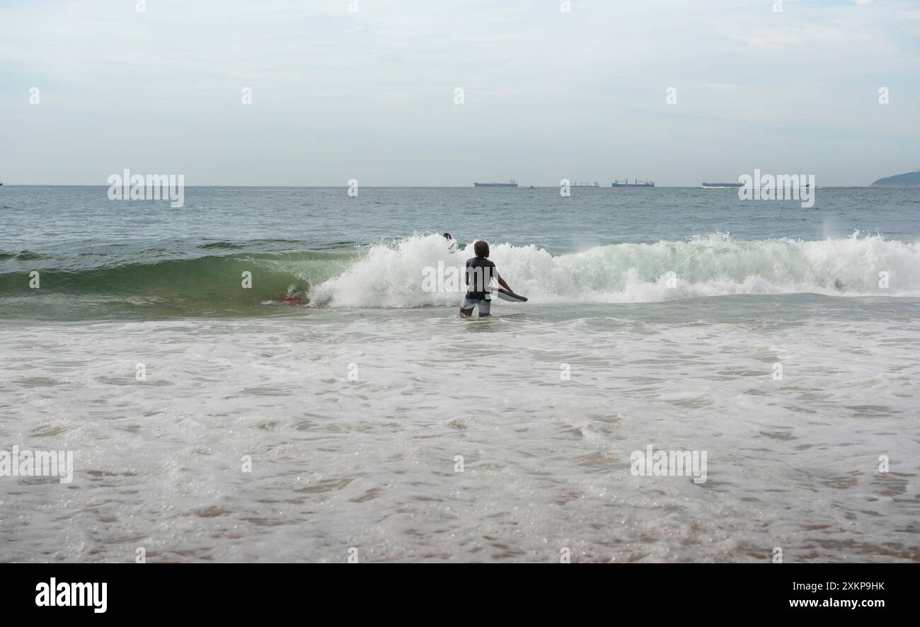 Rio de Janeiro, Brasil . Ocean surf on Copacabana beach Stock Photo - Alamy