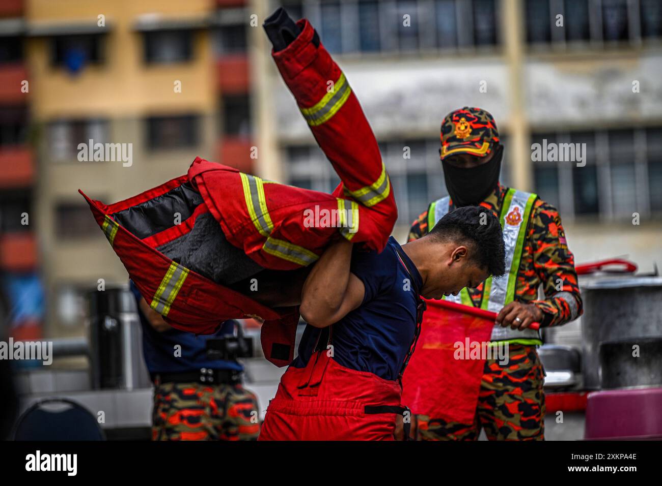 Kuala Lumpur, Malaysia. 29th May, 2024. A firefighter puts on ...
