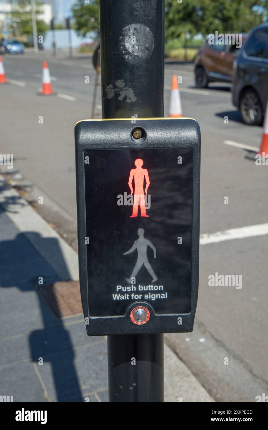 Pedestrian stop sign traffic light hi-res stock photography and images ...