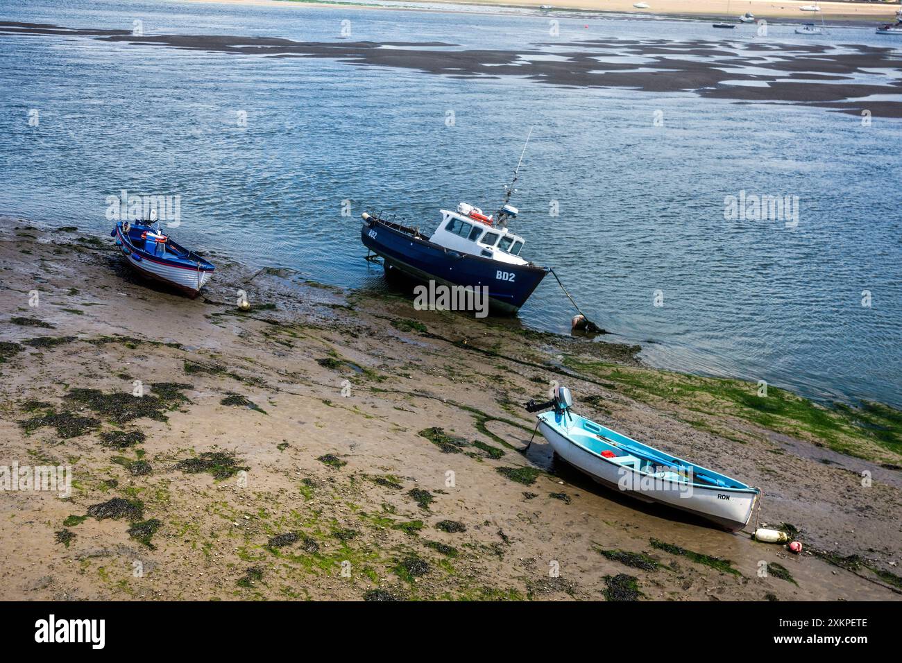 Boats lie moored on the beach at Appledore Stock Photo - Alamy