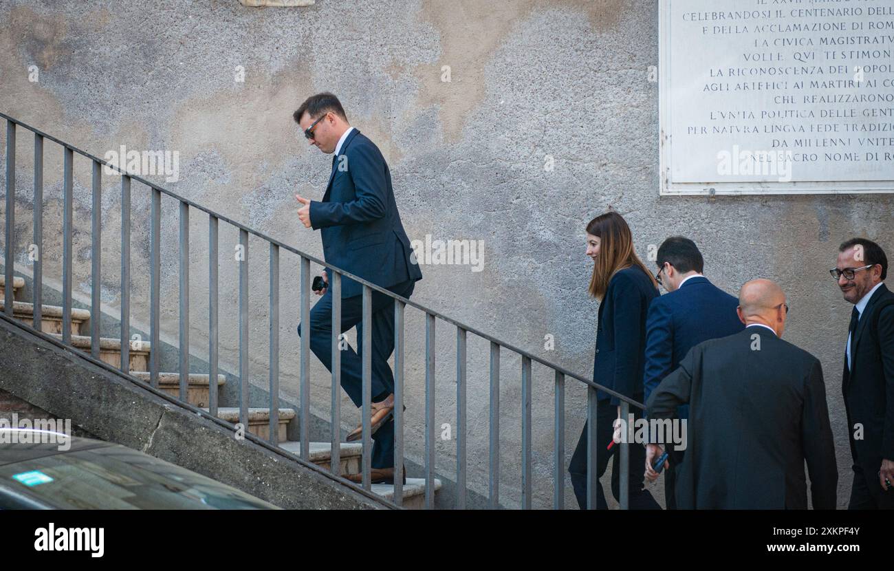 Arriv e hi-res stock photography and images - Alamy