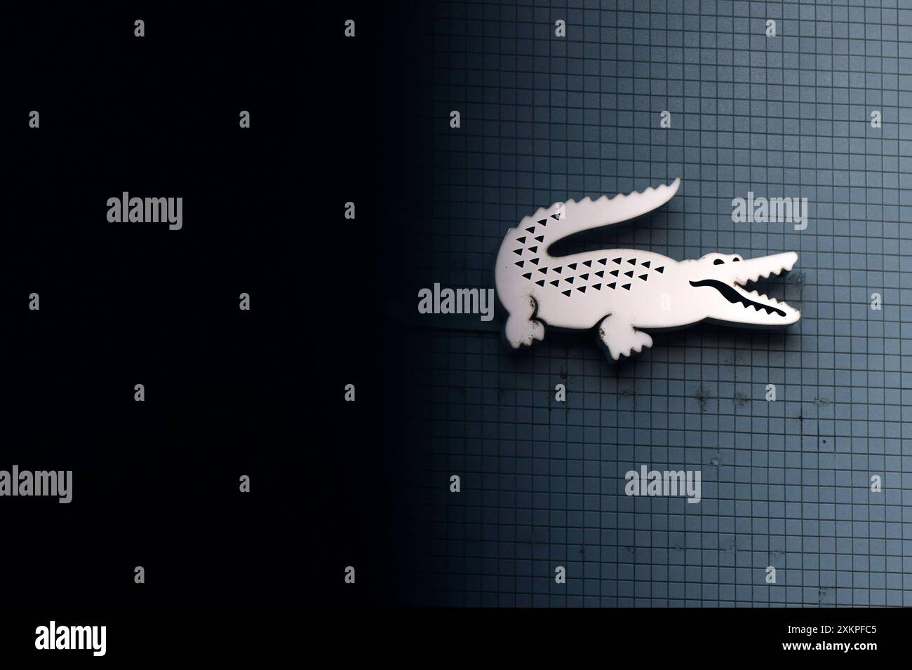 Lacoste-Logo auf der Wand eines Bekleidungsgeschäfts in Köln. Lacoste ...