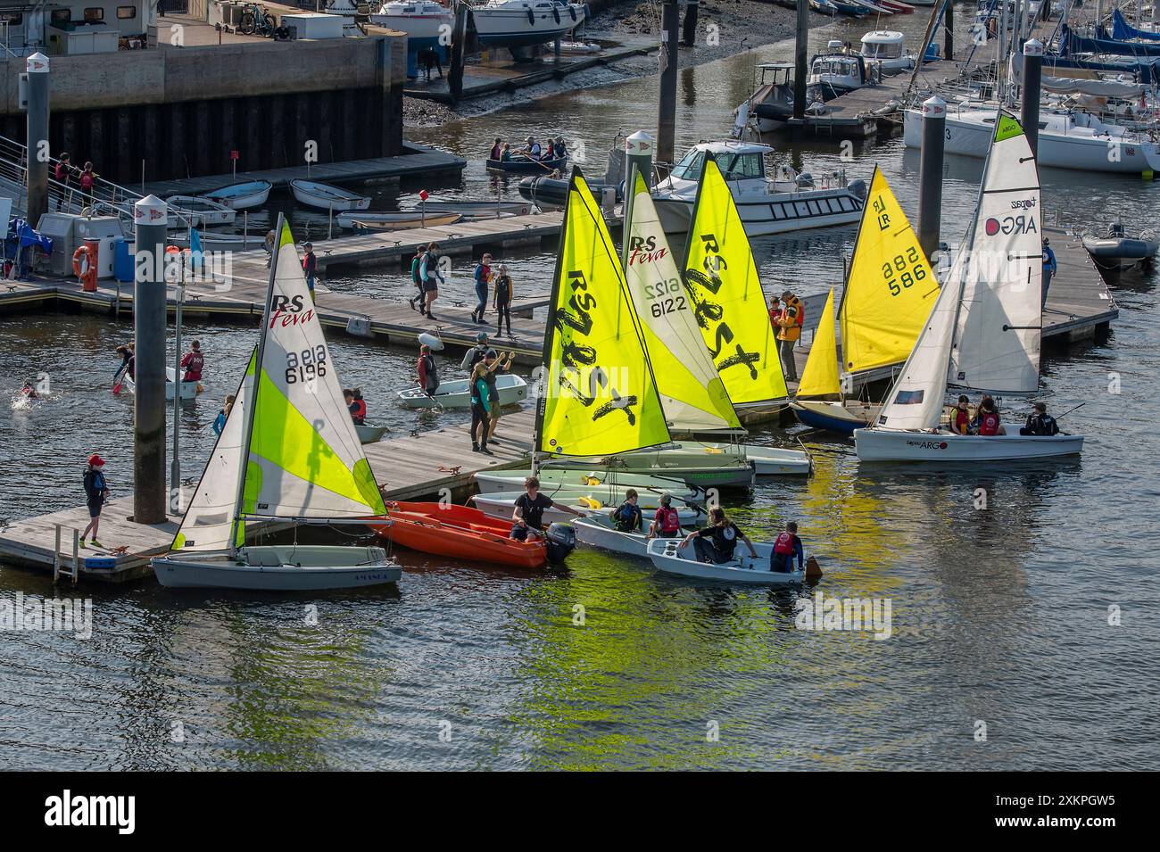 Beginners sailing dinghys hi-res stock photography and images - Alamy