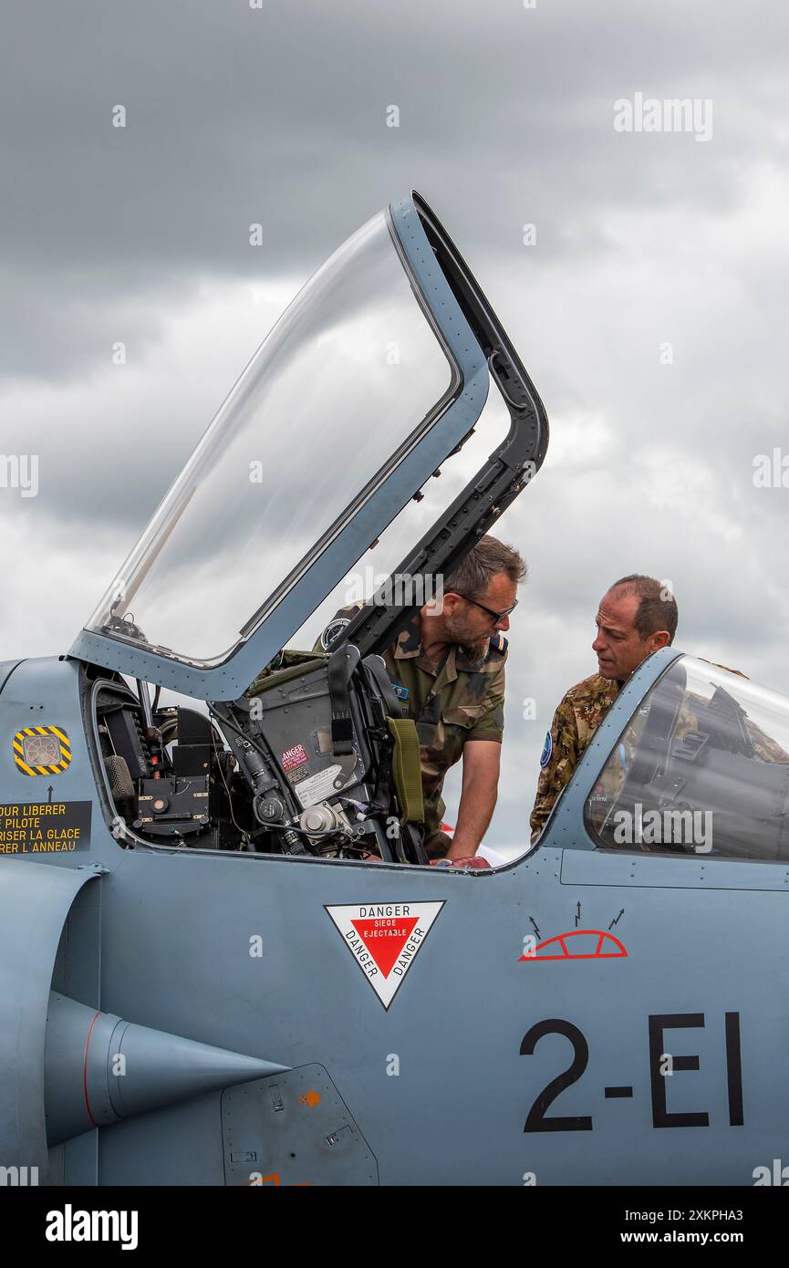 fast jert fighter pilot talking to an engineer looking into the cockpit ...