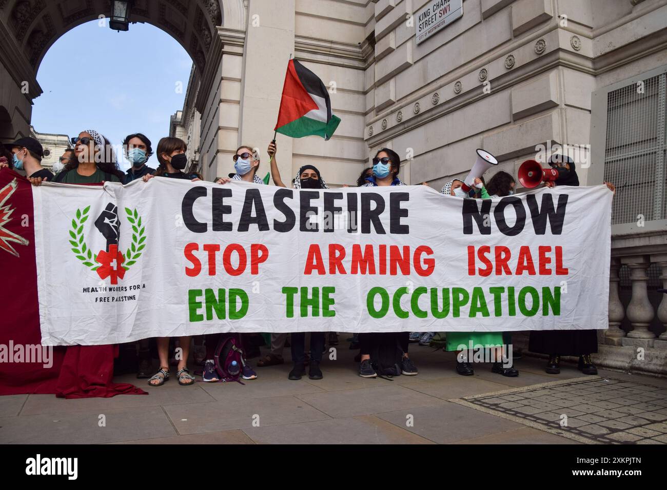 Protesters hold a "Ceasefire now, stop arming Israel, end the ...