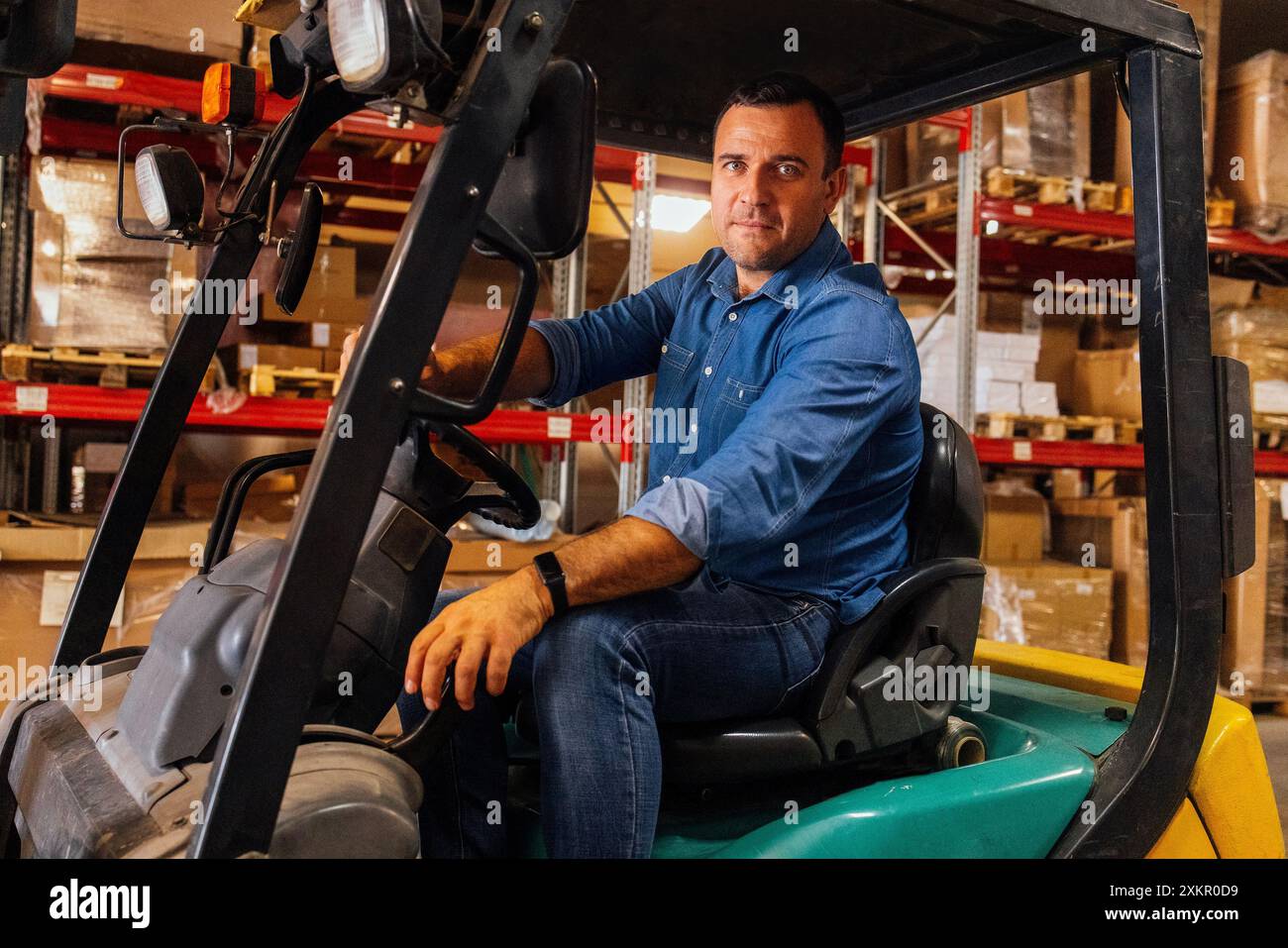 Forklift loading product on truck hi-res stock photography and images ...