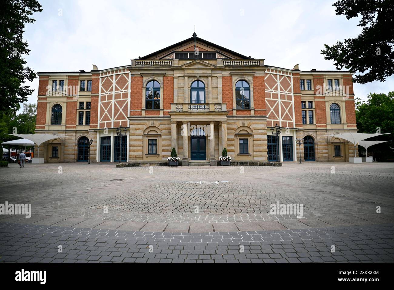 Das Festspielhaus Bayreuth am Grünen Hügel ist der Austragungsort der ...