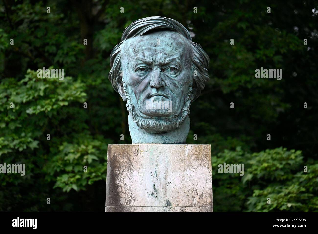 Ein Denkmal für Richard Wagner am Festspielhaus Bayreuth. Wilhelm ...