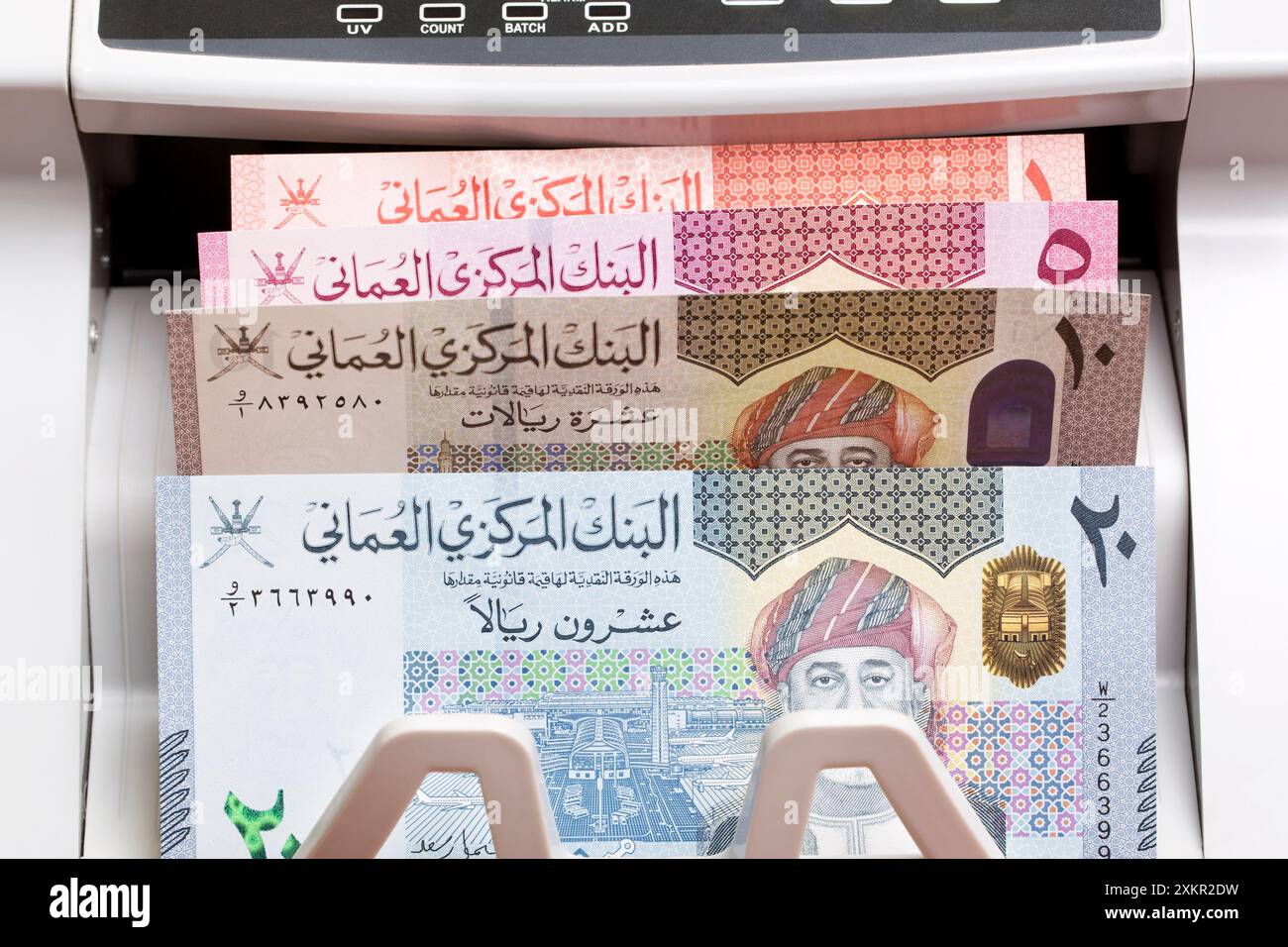 Omani money - rial in the counting machine Stock Photo - Alamy