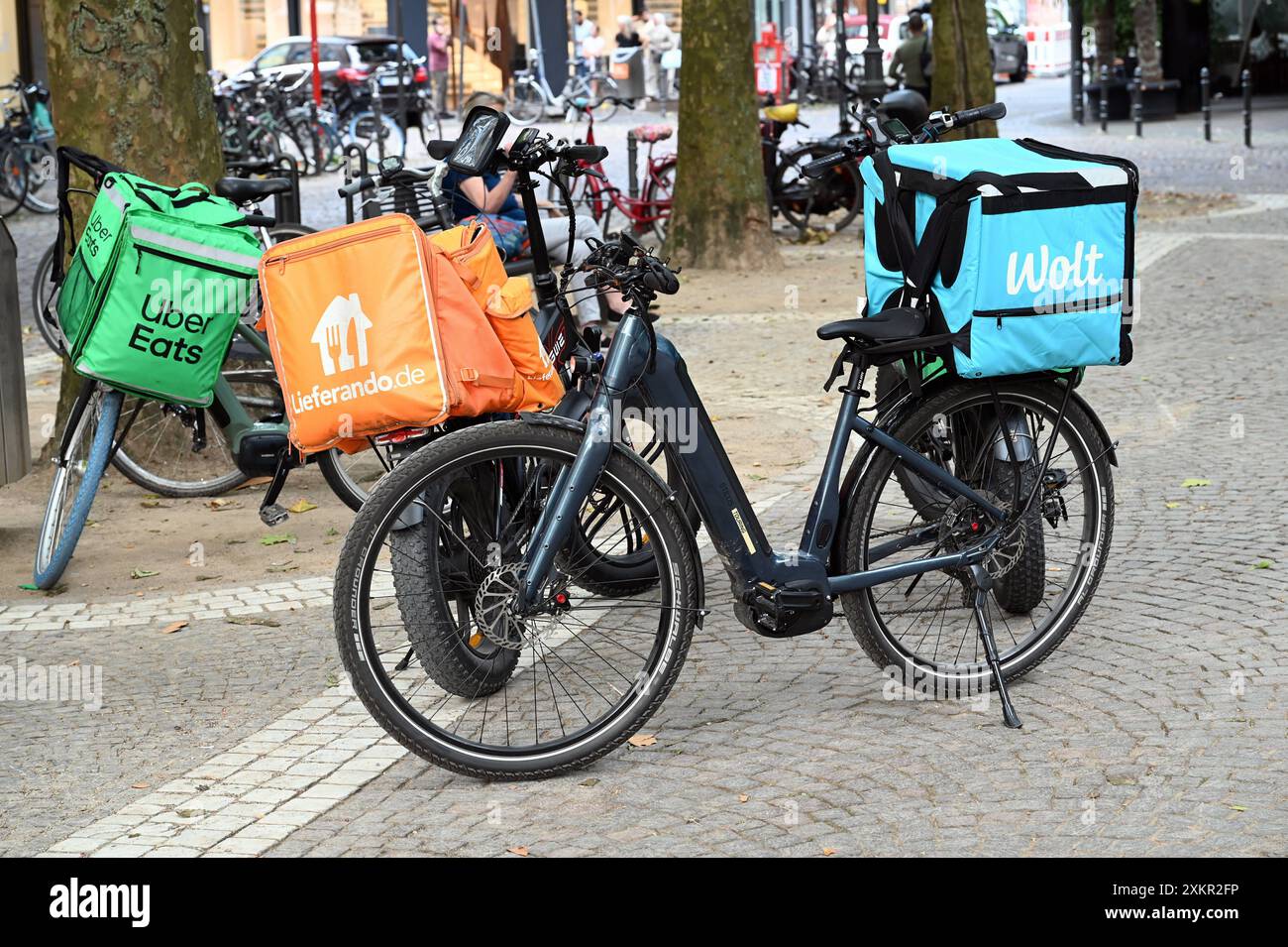Fahrräder des Lieferservice Uber Eats, Liferando und Wolt stehen nebeneinander *** Bicycles from ...