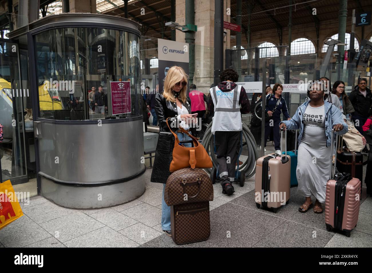 Passagiere in gare du nord hi-res stock photography and images - Alamy