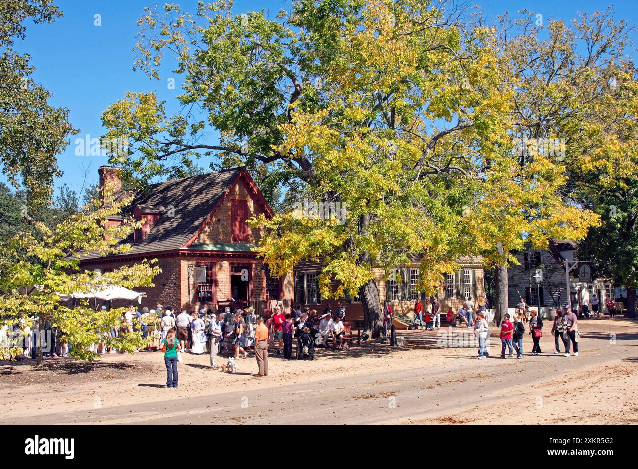 Duke of Gloucester Street; colonial buildings; many people; trees ...