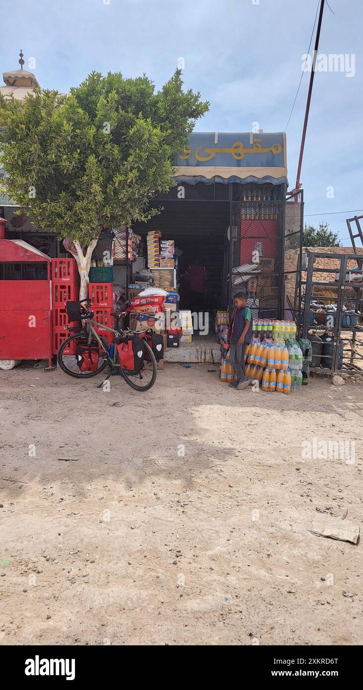Roadside bicycle shop hi-res stock photography and images - Alamy