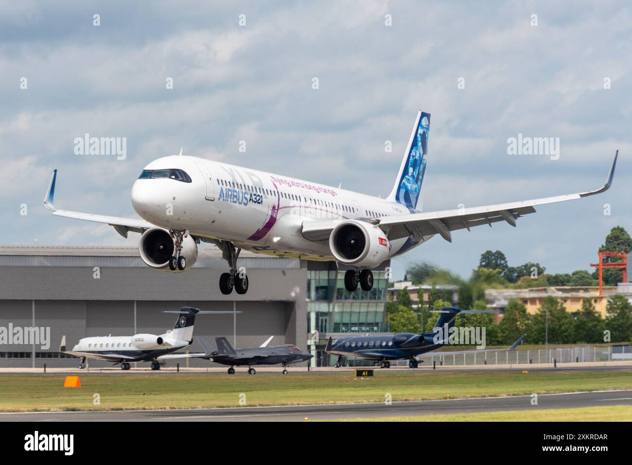Airbus A321XLR - Extra Long Range - landing at the Farnborough ...