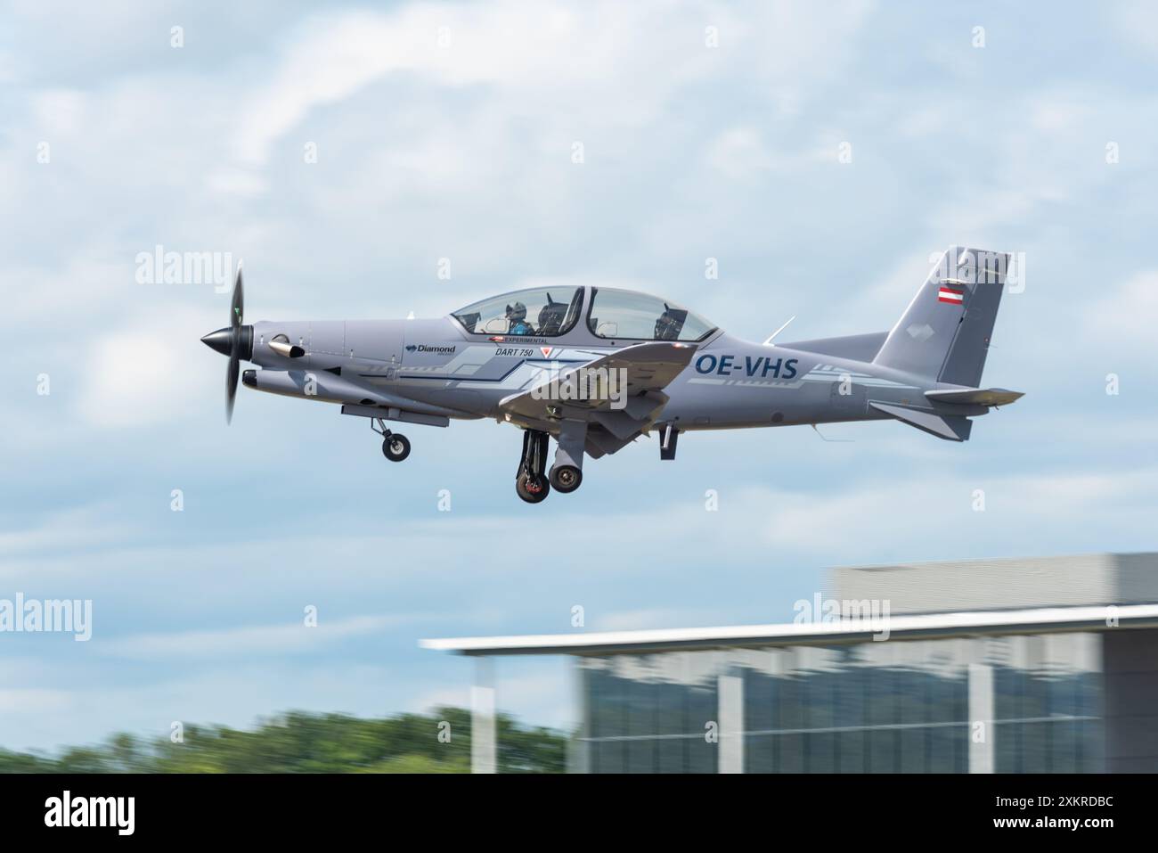 Diamond DART-750 plane taking off at the Farnborough International ...
