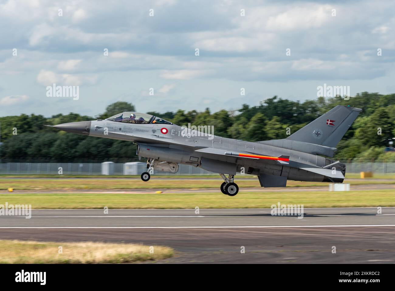 General Dynamics F-16AM Fighting Falcon fighter jet plane landing at ...