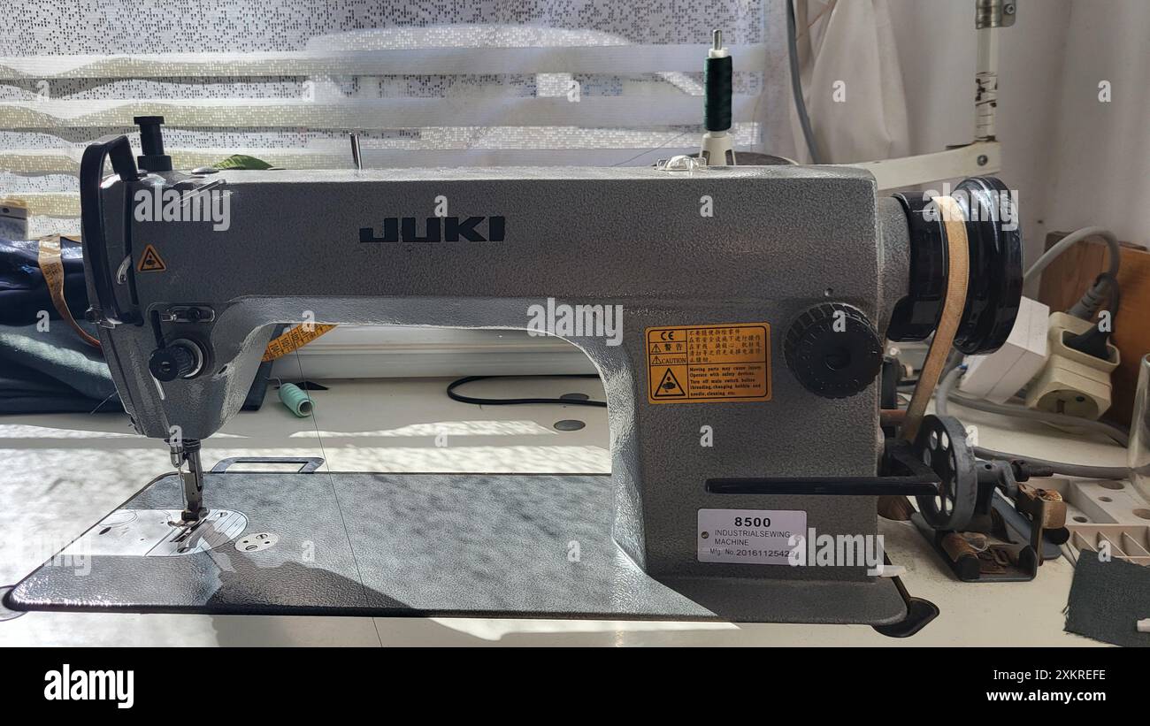 Old fashioned sewing machine hi-res stock photography and images - Alamy