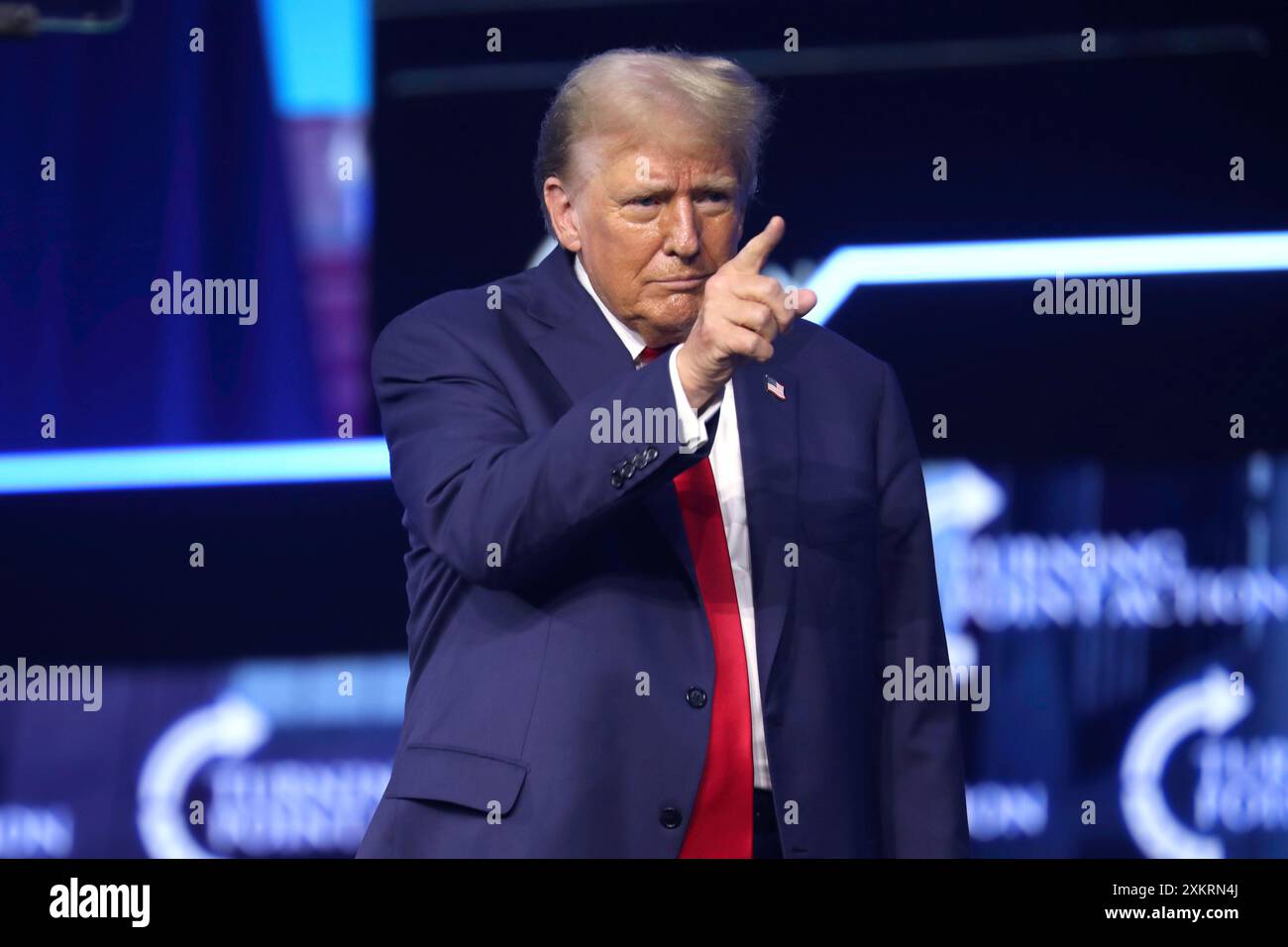 Donald trump pointing finger hi-res stock photography and images - Alamy