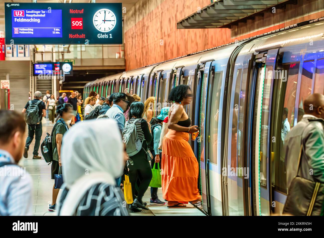 Internationale Fahrgäste im U-Bahnhof Messestadt West, München, Juli ...