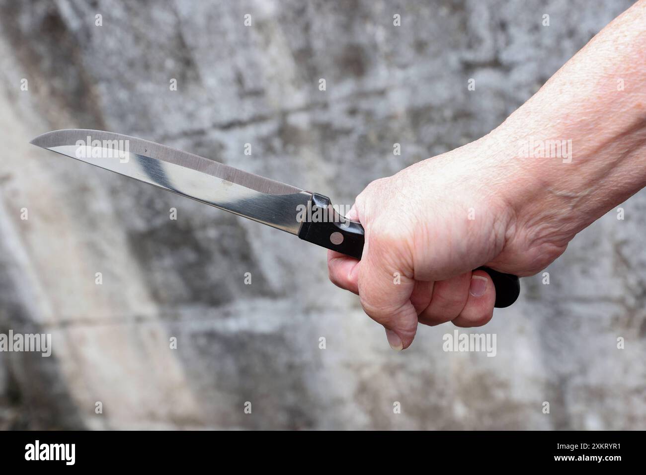 Symbolbild zum Thema Messerstecher, Messerstecherei, Hand, Maennerhand ...