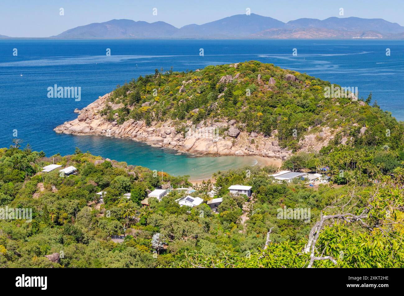 Picturesque golden sandy Alma Beach with granite boulders and turquoise ...