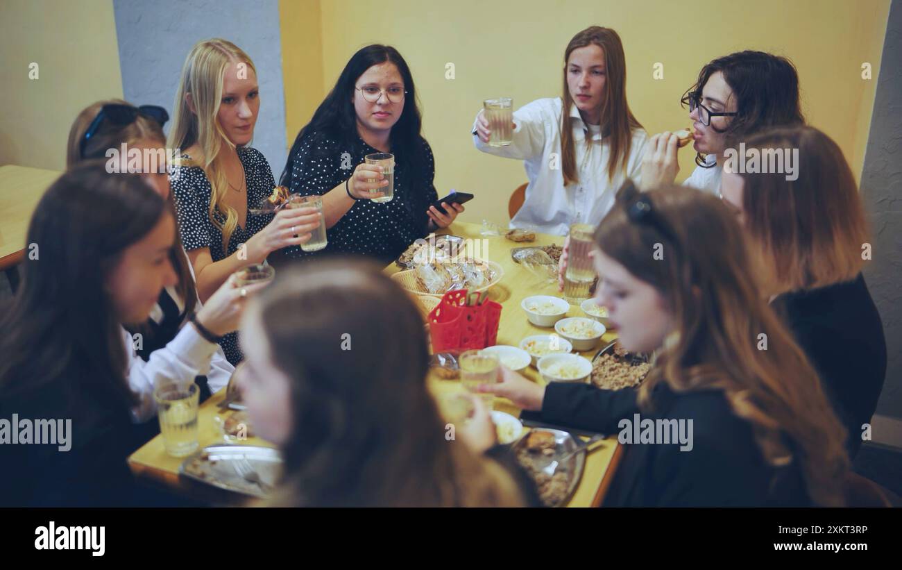 High school students eating healthy hi-res stock photography and images ...
