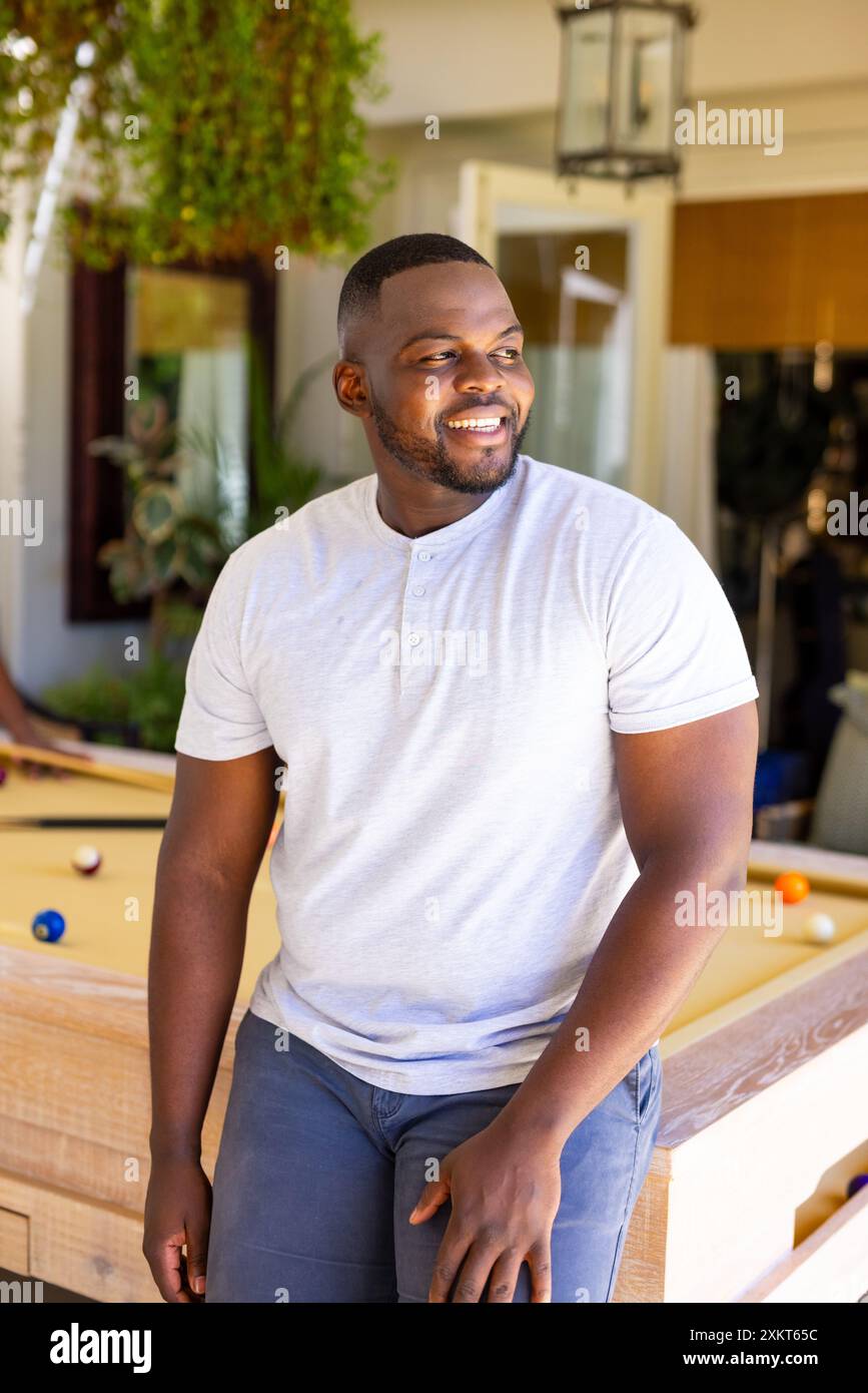 Man leaning on pool table hi-res stock photography and images - Alamy