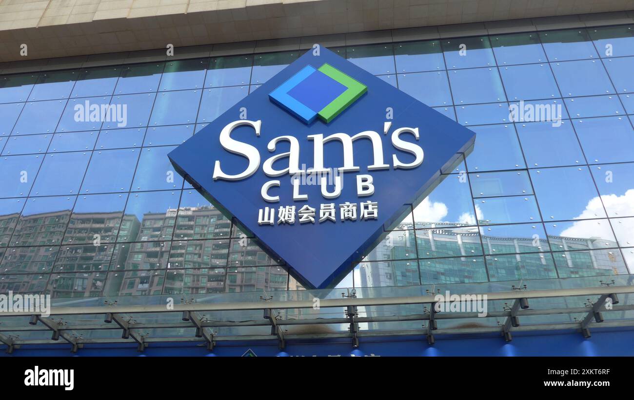 View of the logo of American chain of membership-only retail warehouse ...