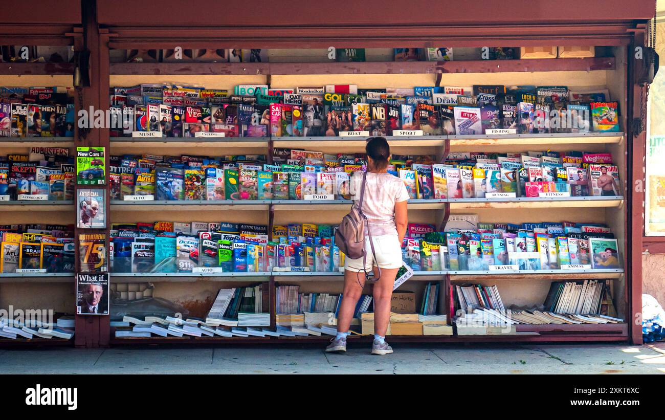 News agent and magazine stand hi-res stock photography and images - Alamy