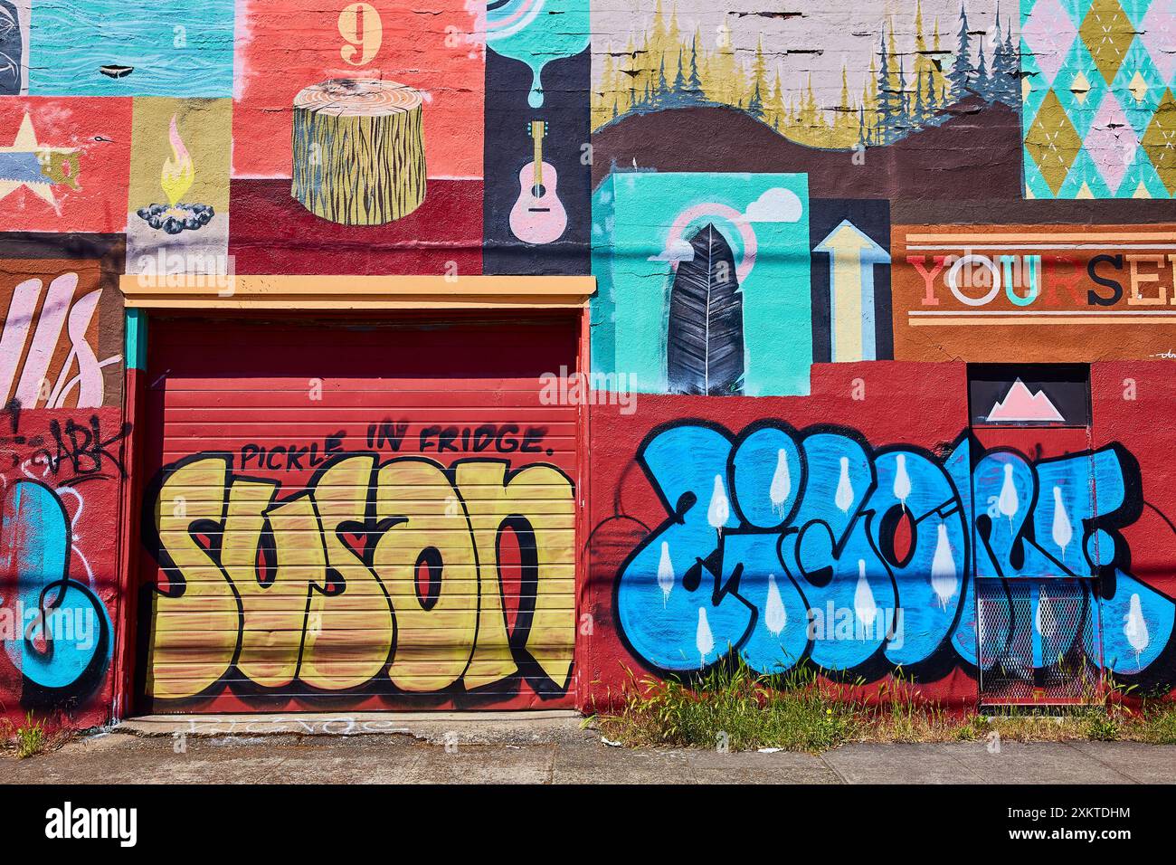 Urban Graffiti Wall with SUSAN and SCORE at Eye-Level Stock Photo - Alamy