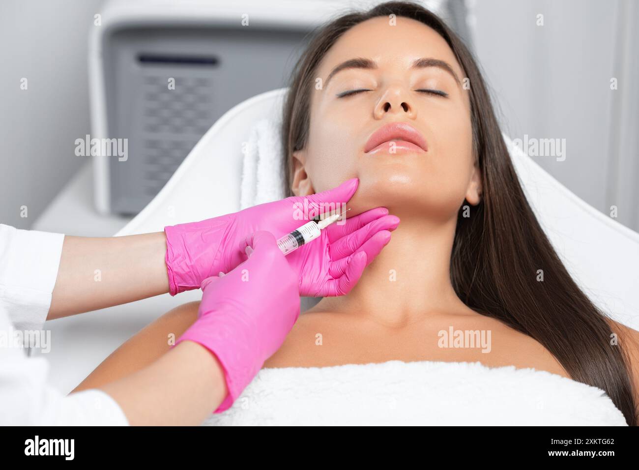 Cosmetologist makes lipolytic injections to burn fat on the chin ...