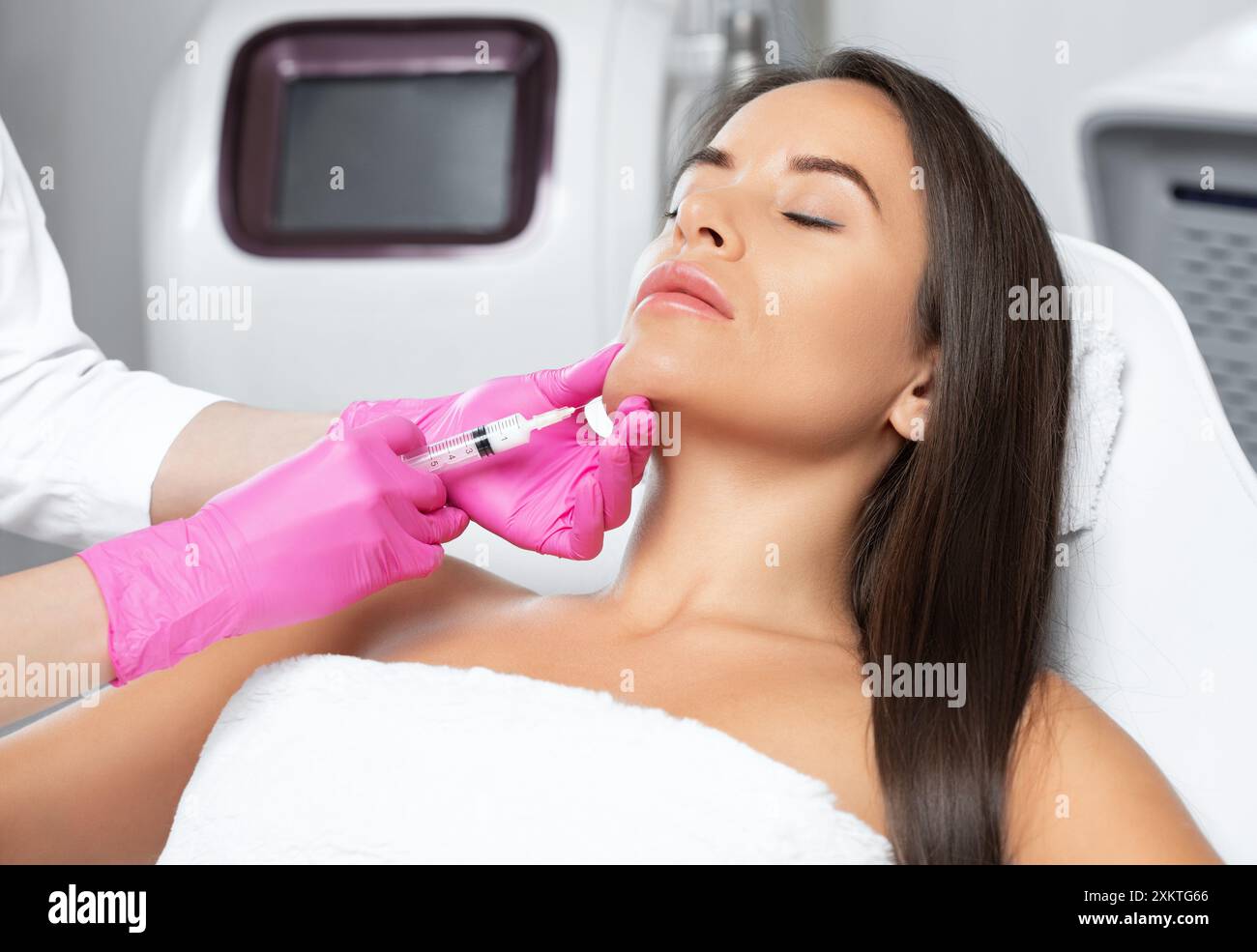 Cosmetologist makes lipolytic injections to burn fat on the chin ...
