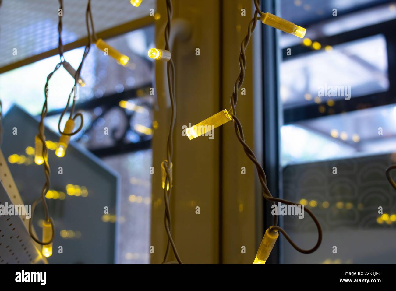 Wires connected electricity hanging hi-res stock photography and images ...