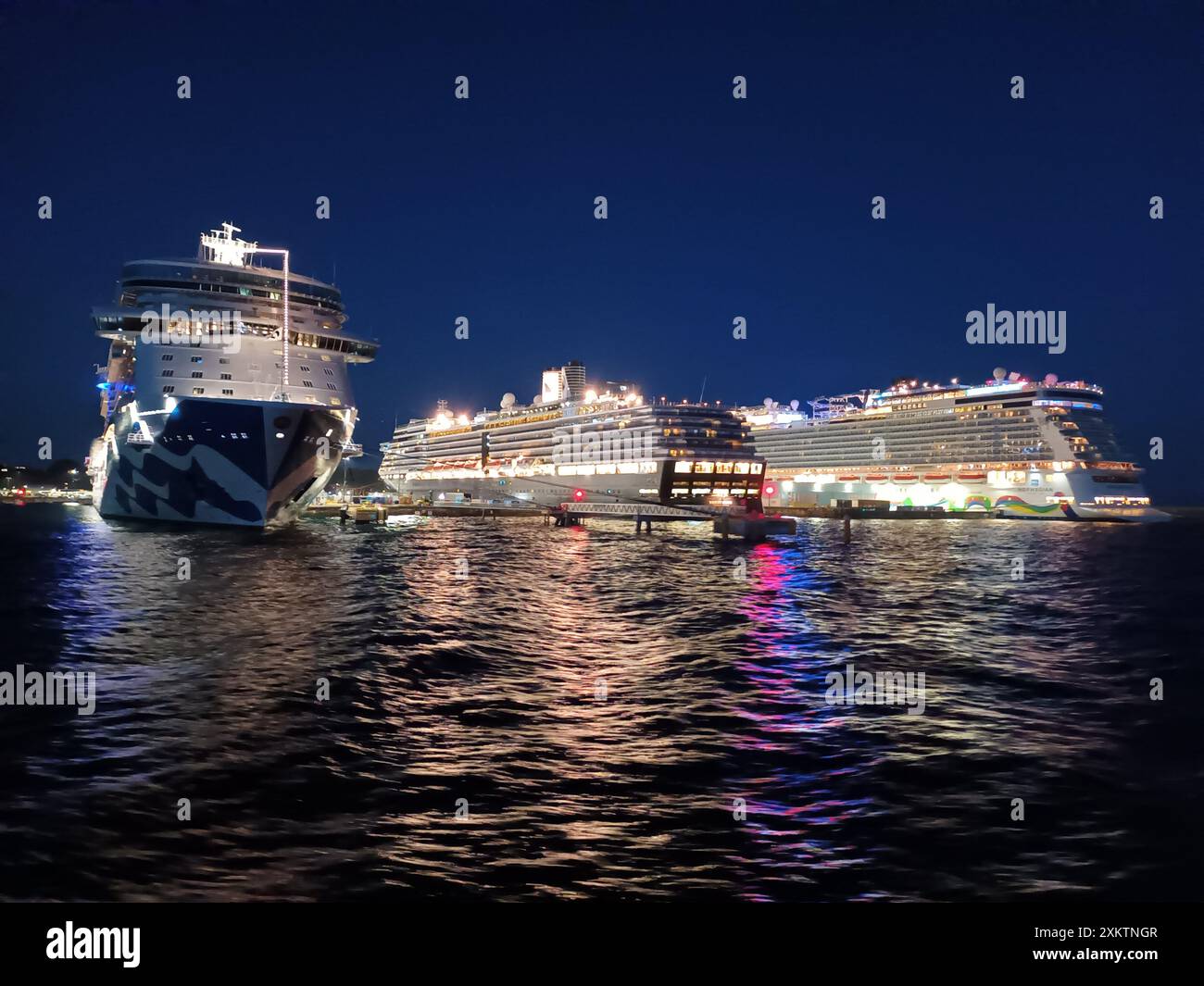 Discovery princess night hi-res stock photography and images - Alamy