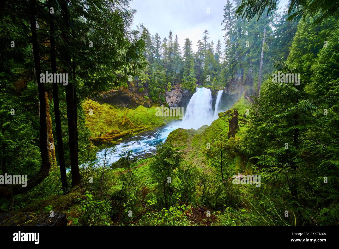 Eye level view cascade waterfall hi-res stock photography and images ...
