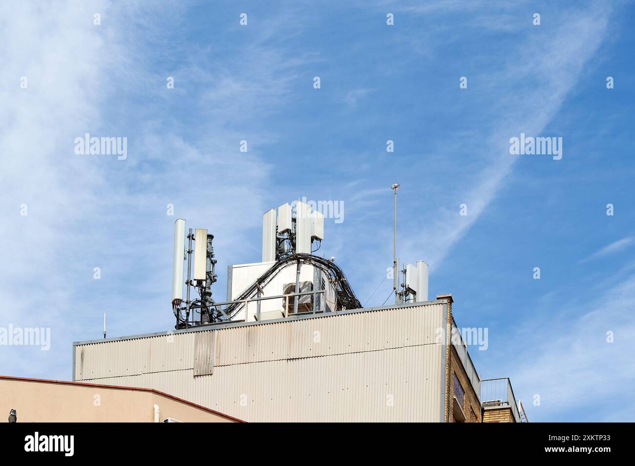 Satellite communication system hi-res stock photography and images - Alamy