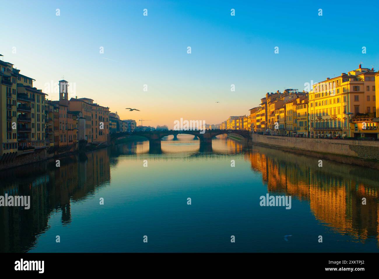 Buildings water on ponte vecchio hi-res stock photography and images ...