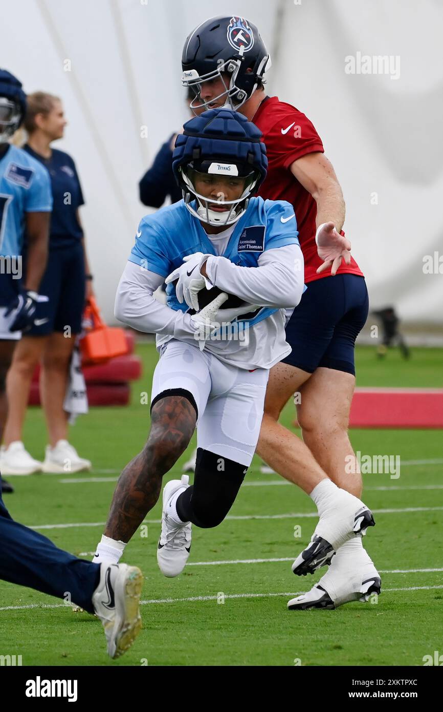 Tennessee Titans running back Tony Pollard (20) takes a hand off from ...